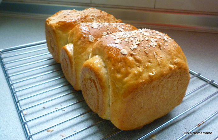 Yin's homemade 盈盈巧手: Instant Oat Soya Milk Bread 豆浆麦片土司