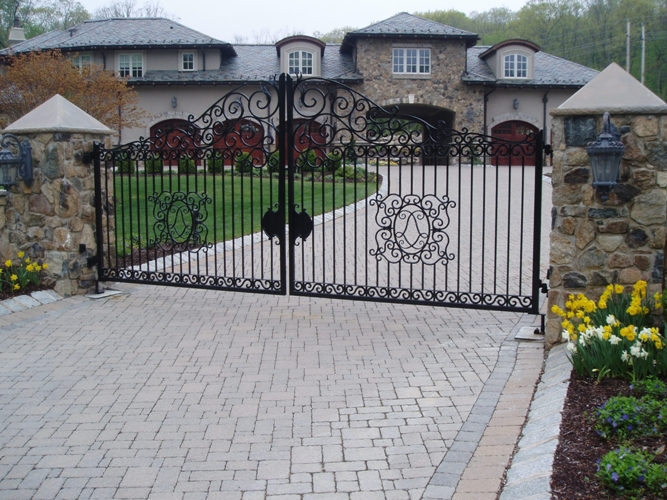 Lomonaco's Iron Concepts & Home Decor: Ornamental Driveway Gates
