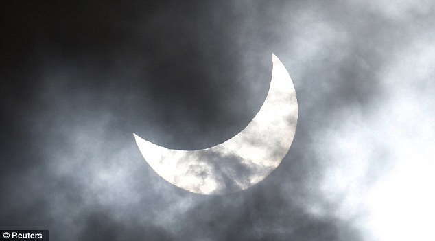 White Wolf : Spectacular Total Solar Eclipse Over Australia (Video-Photos)