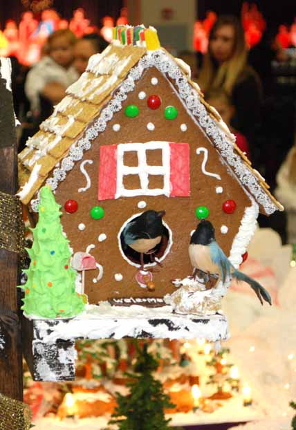 Artwife Needs a Life: Gingerbread Houses at 2012 Festival of Trees