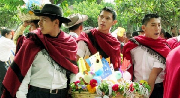 Inicia la fiesta de compadres en Tarija y cuando compre su torta exija ...