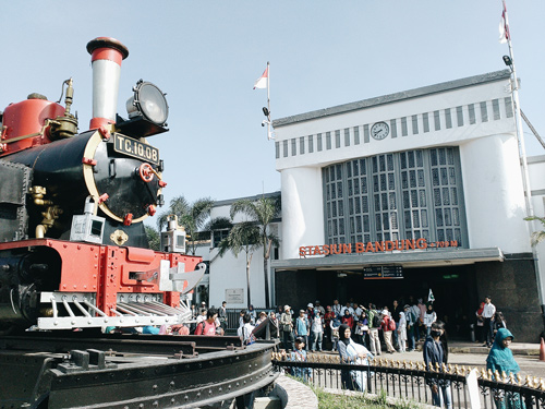 Naik Kereta Api ke Bandung, Apa yang Bisa Dinikmati? | Bandung Diary