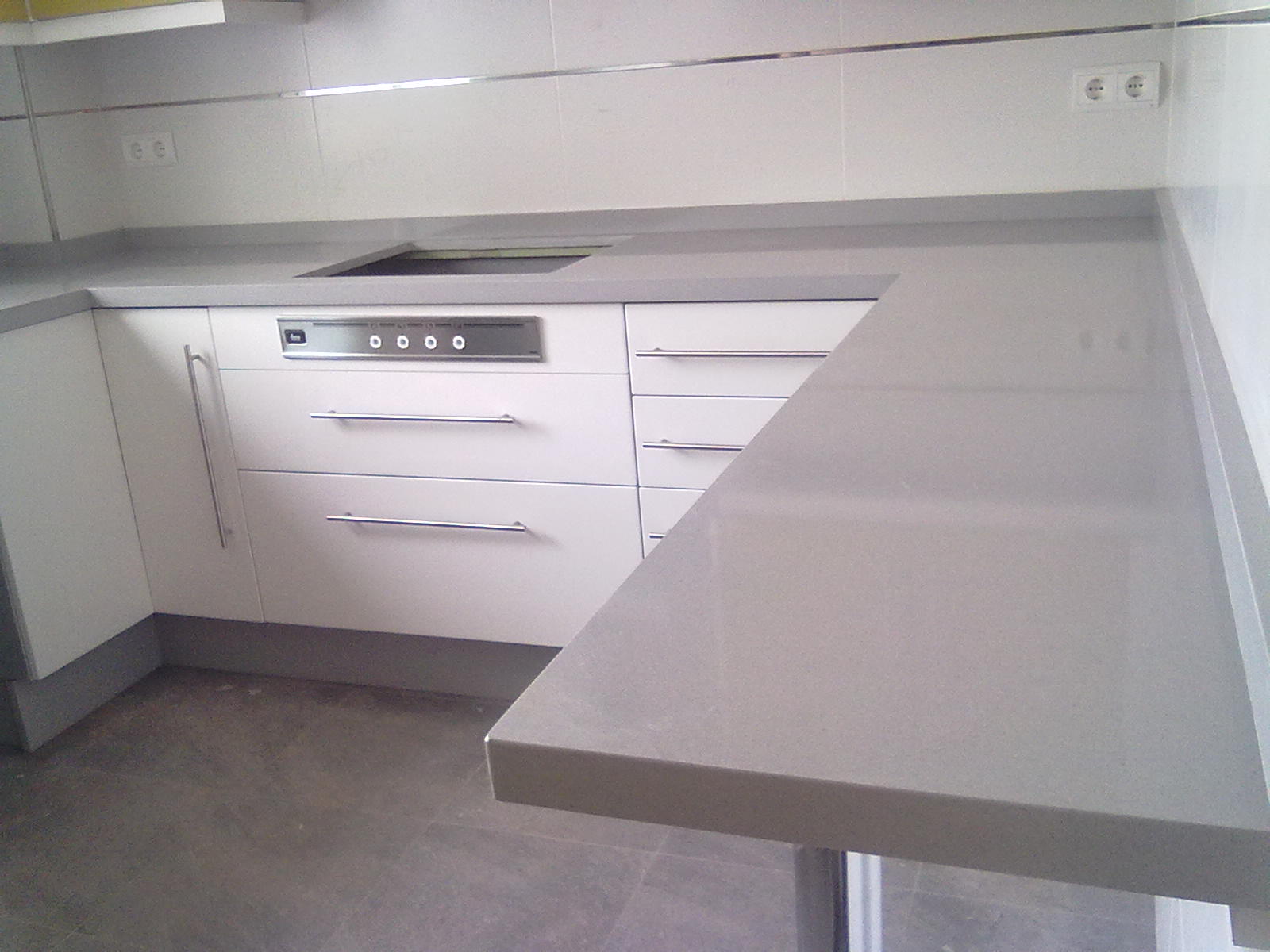 MARMOLES VEDAT, S.L.U.: MONTAJE ENCIMERA COMPAC QUARTZ CENIZA.