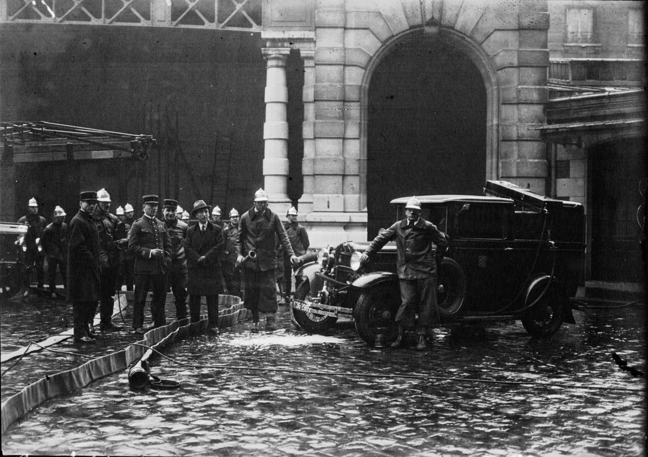 60 Amazing Vintage Photographs That Capture Everyday Life in Paris from ...