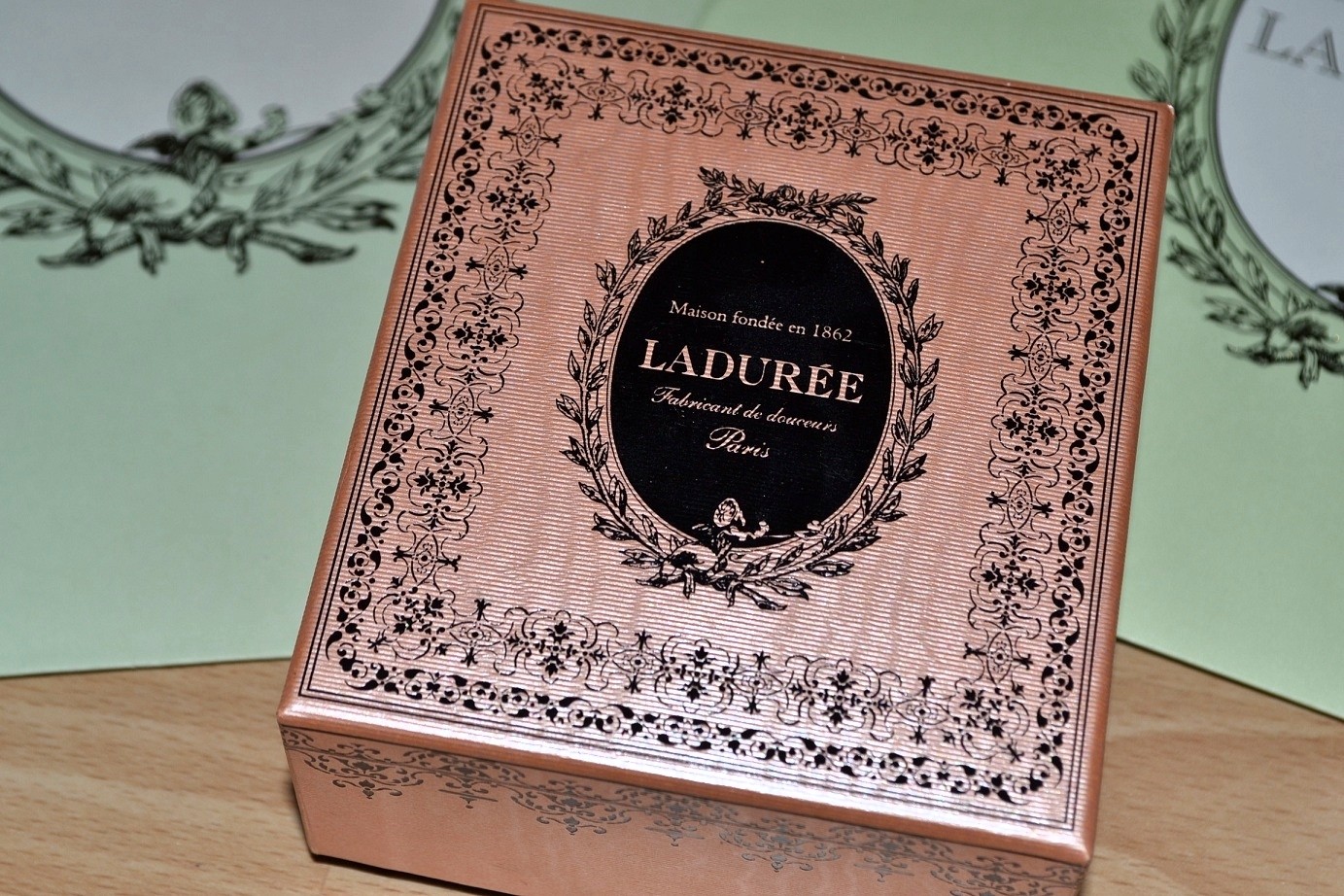 LADUREE : le livre de toutes les gourmandises