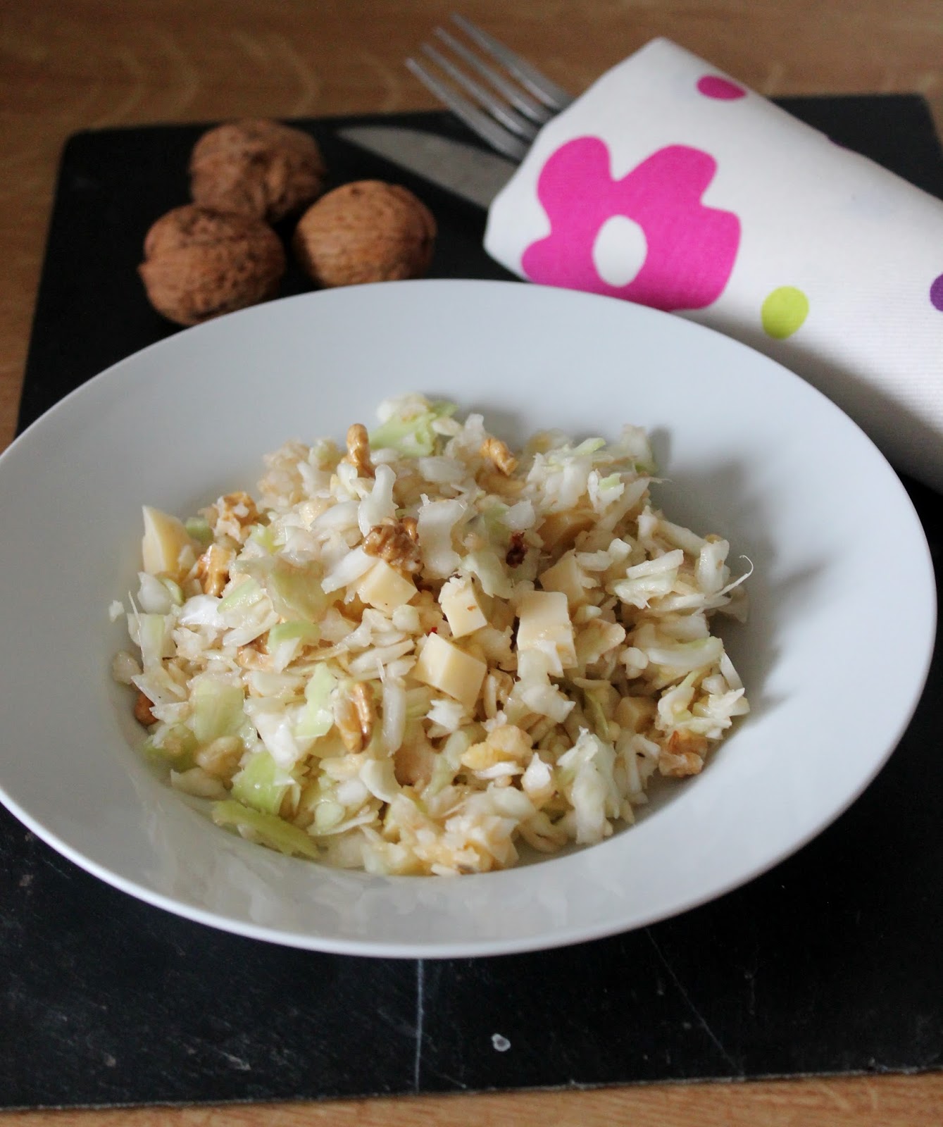 Salade de chou, pomme et noix