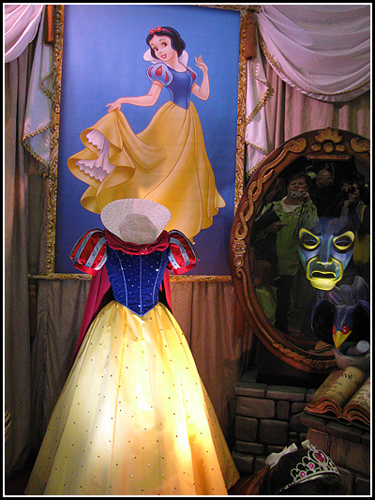 Filmic Light - Snow White Archive: Disney's Snow White on Ice