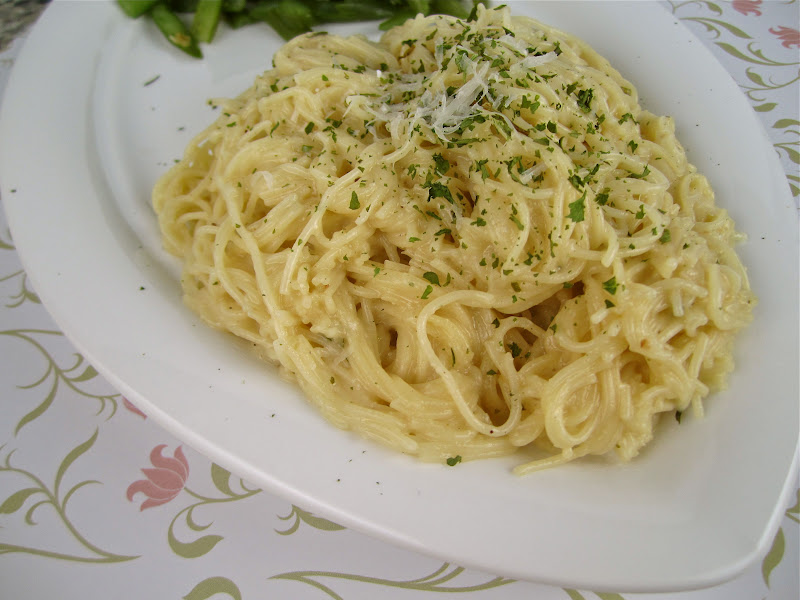 Stephanie Cooks: Lighter Creamy Garlic Pasta
