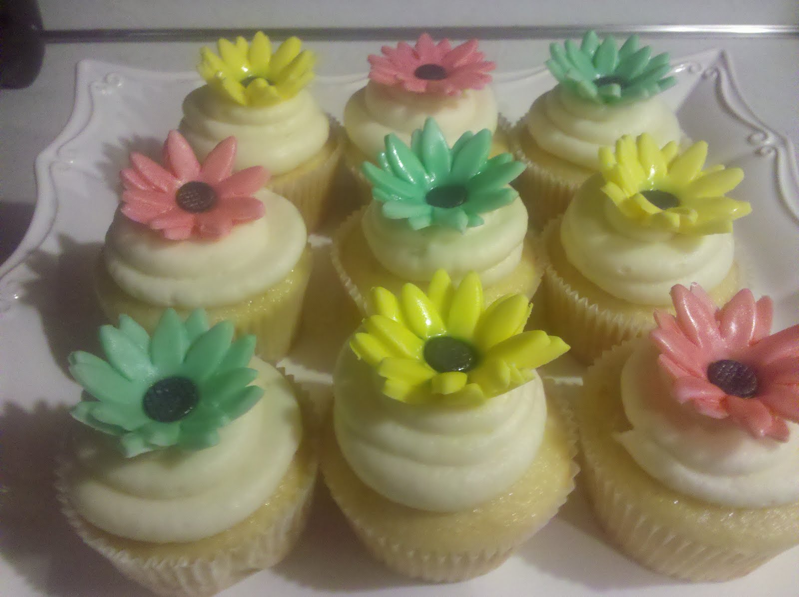 The Little Cupcake Shoppe: Gerber Daisy Cupcakes