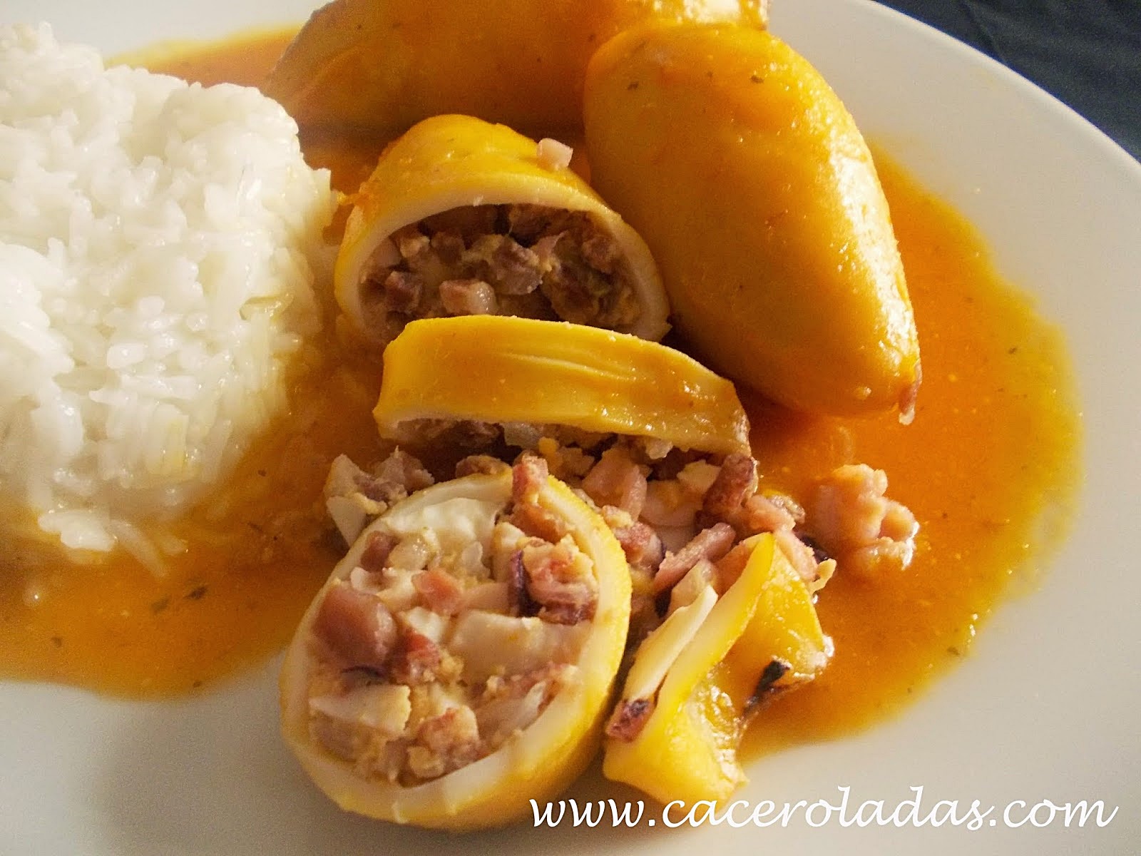 Calamares rellenos con salsa de cebolla | Caceroladas