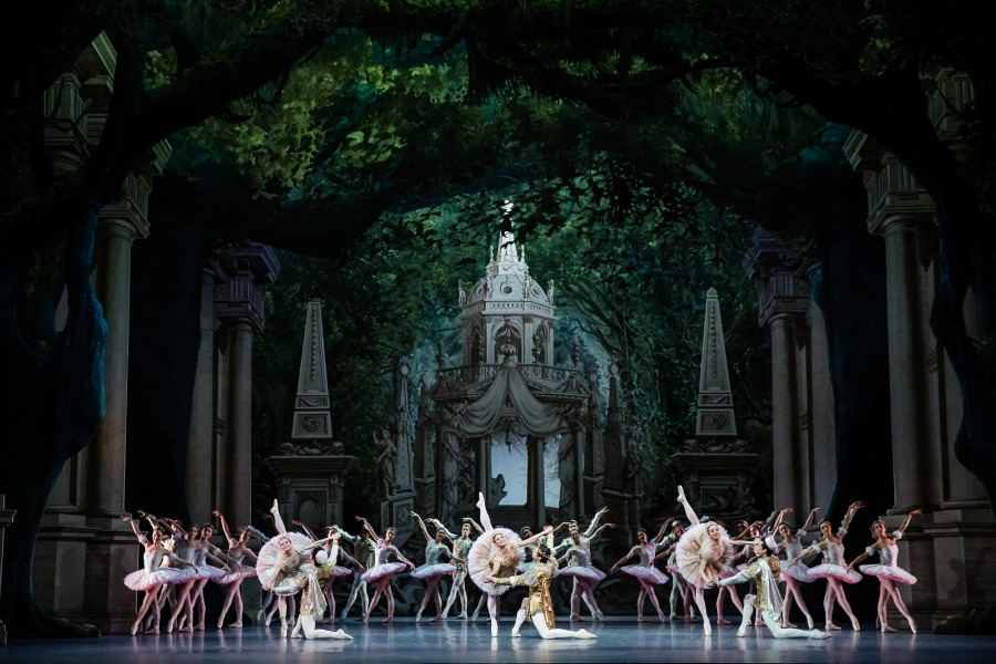 Christian Lacroix o como hacer brillar el ballet | Si Coppelia Vistiera ...