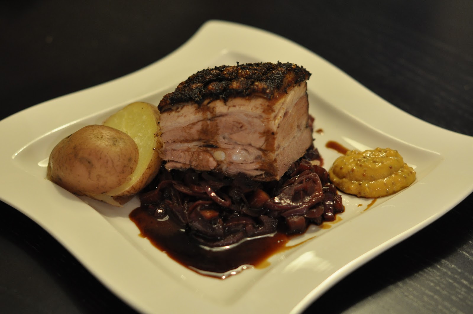 Kristian kokkelerer ting han ikke kan (og drikker vin i mellomtiden ...