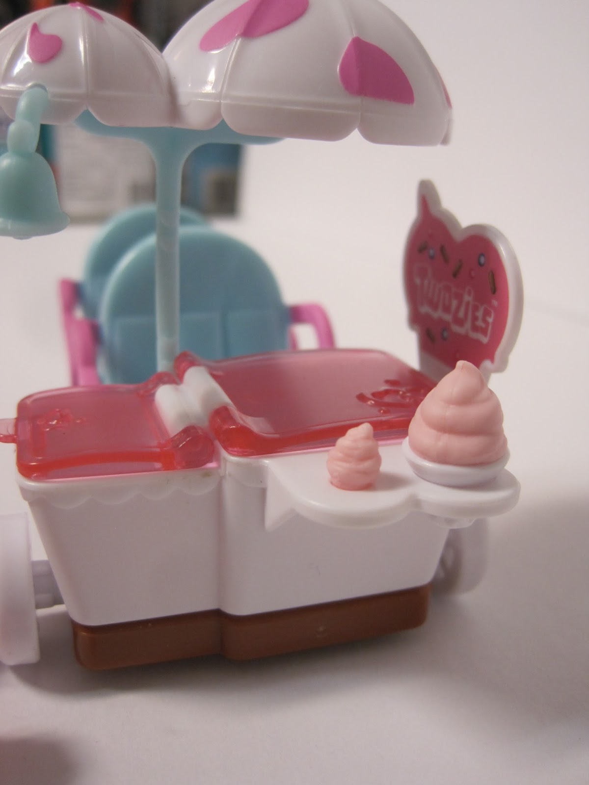 Never Grow Up: A Mom's Guide to Dolls and More: Moose Toys "Twozies" Review