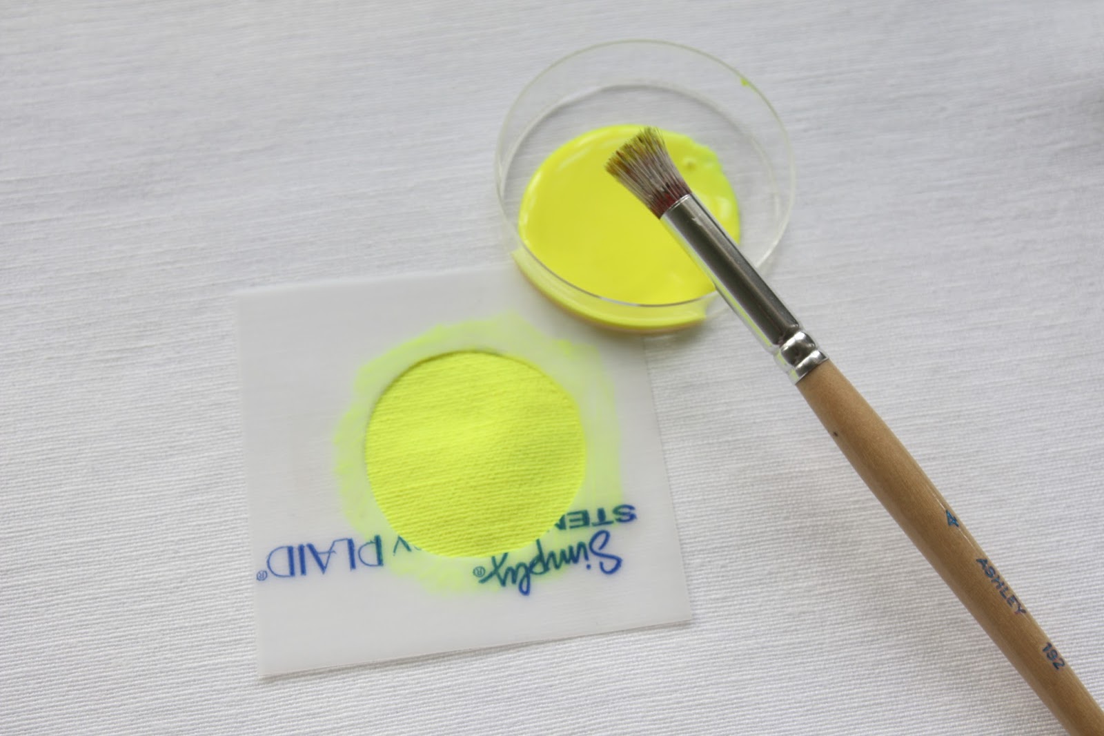 Ally's In Wonderland: Neon Stencil-Painting