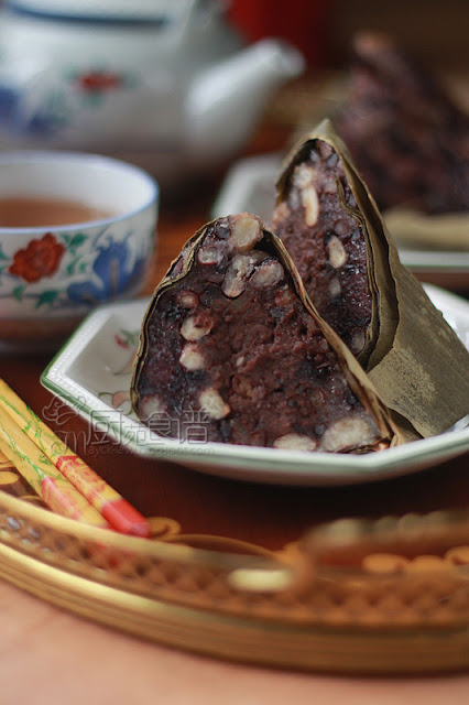 厨苑食谱: 紫米豆沙粽 【Dual Coloured Red Bean paste Dumplings】