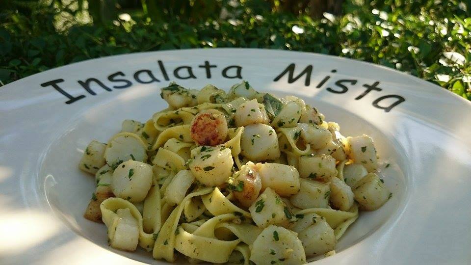Verse tagliatelli met kamschelpen en pesto