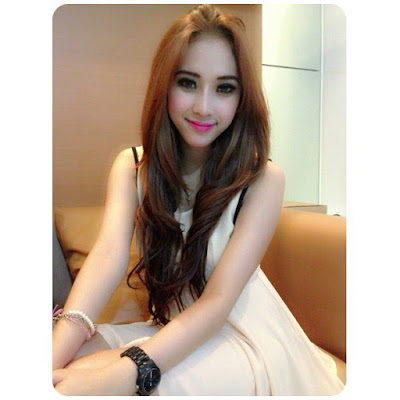 Foto Galeri Yulia Putri Sari Model Kulit Putih Yang Hobby Dugem ~ efotobugil