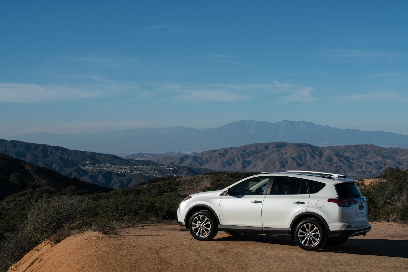 Mini-Lexus: The 2018 Toyota RAV4 Platinum