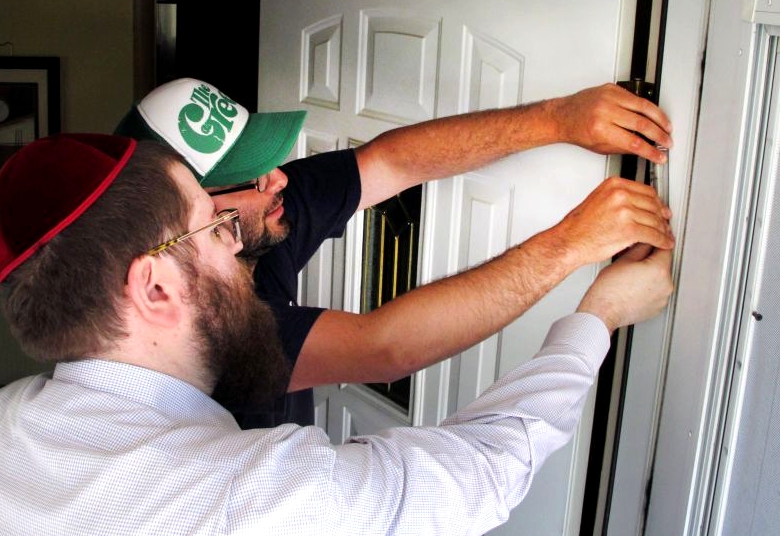 Escreverás nos umbrais e nas tuas portas