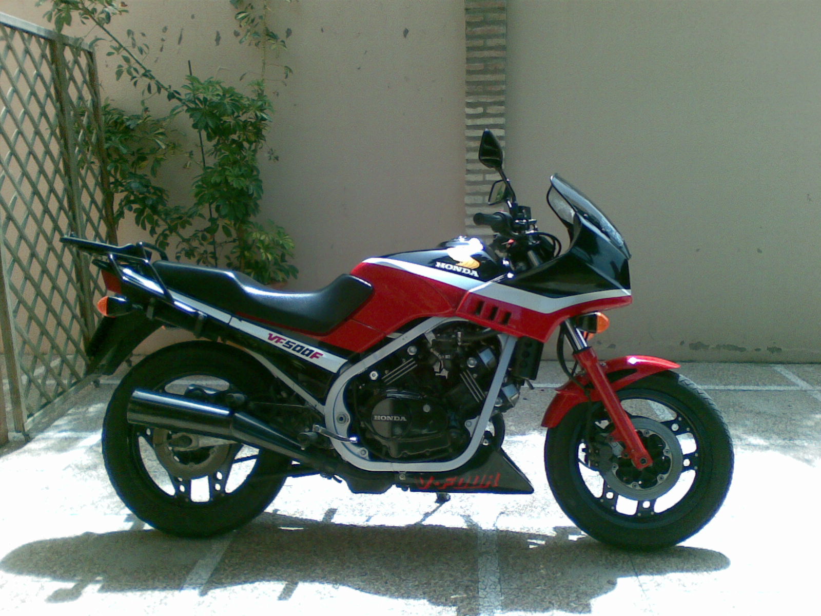 VOROMV Moto: Otra celebración de amor.... Mi HONDA VF 500 F.