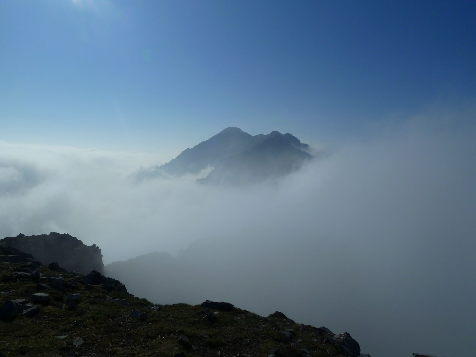 LOS PISACAMPAS: ALLUITZ (1040 mts) Y VUELTA AL AITZ TXIKI DESDE ATXARTE