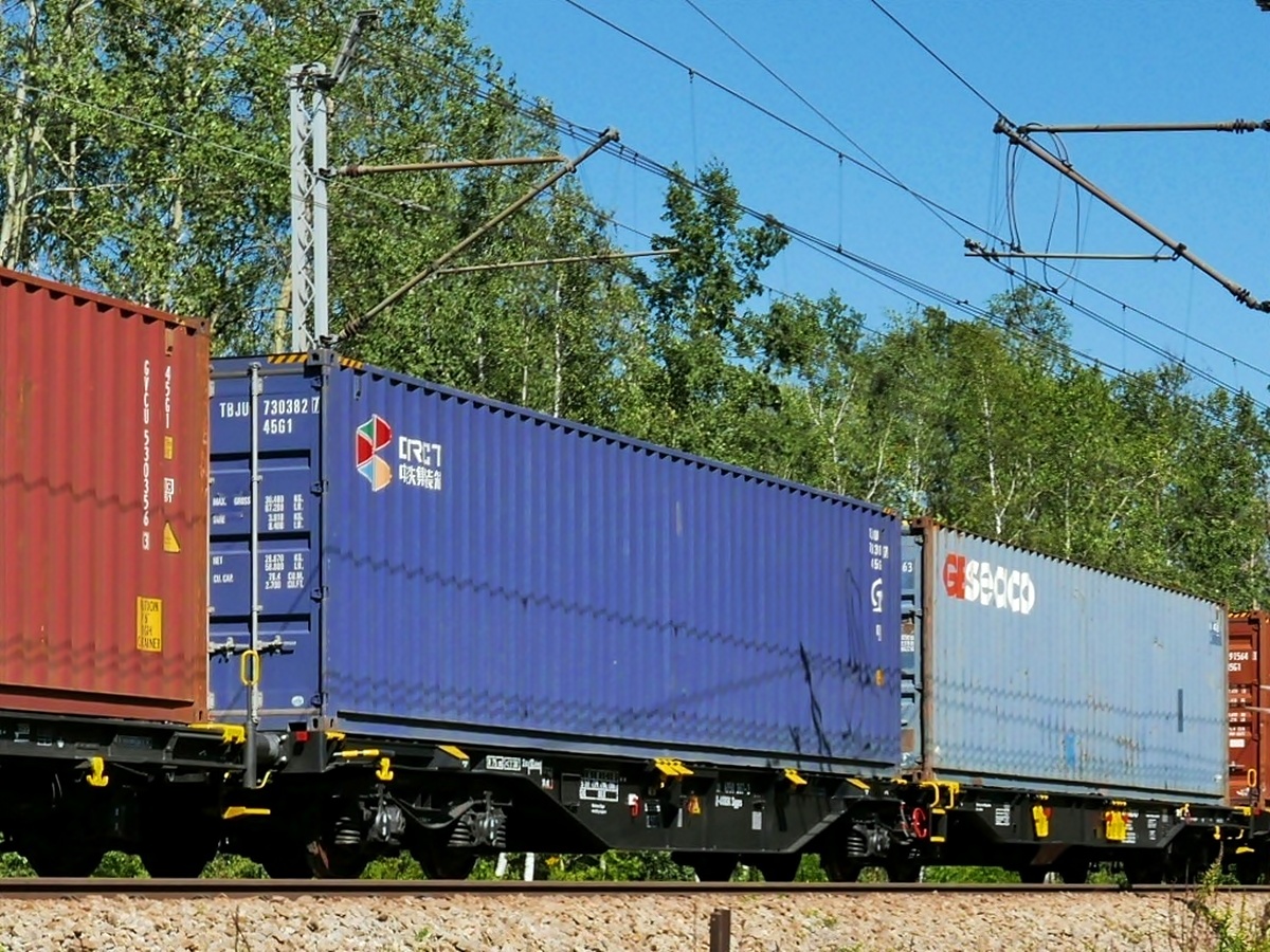 ECCO RAIL EU07-047 z intermodalnym składem biegnie przez Warszawę | Torowy