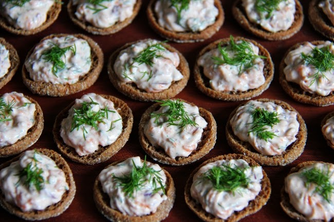 Ellan reseptit: Kylmäsavulohitahna ruisnapeilla