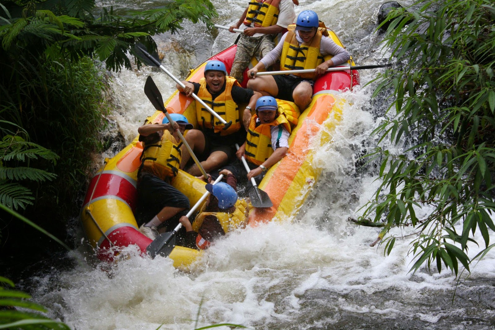 RAFTING SUBANG RAFTING CIPUNAGARA ARUNG JERAM SUBANG DI SUNGAI ...