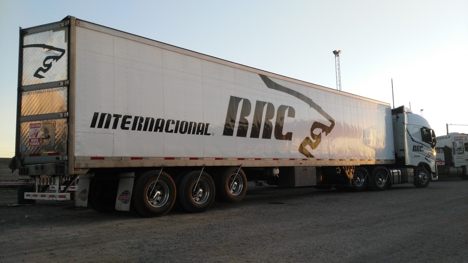 DIECIOCHO RUEDAS: REMOLQUE DE 53” Y TRACTOR FRONTAL 6X2… UN VEHÍCULO DE ...