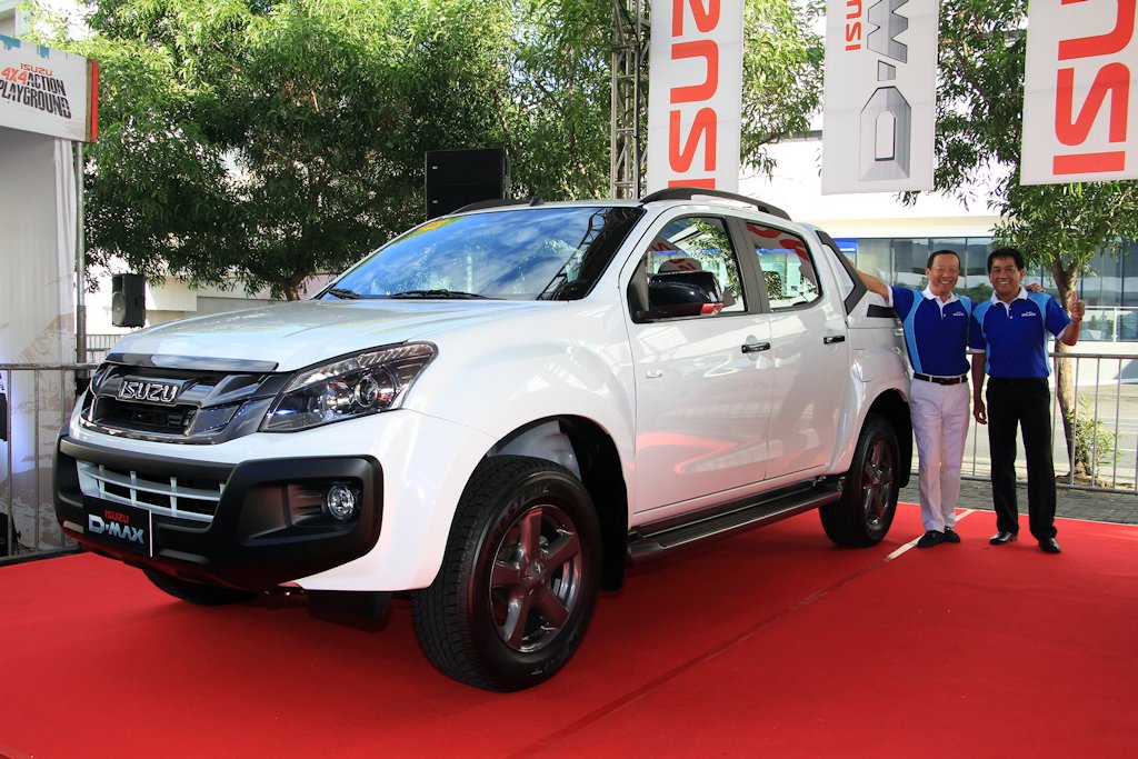 Isuzu Philippines Shows Off 2016 mu-X and Crosswind at 4x4 Action ...