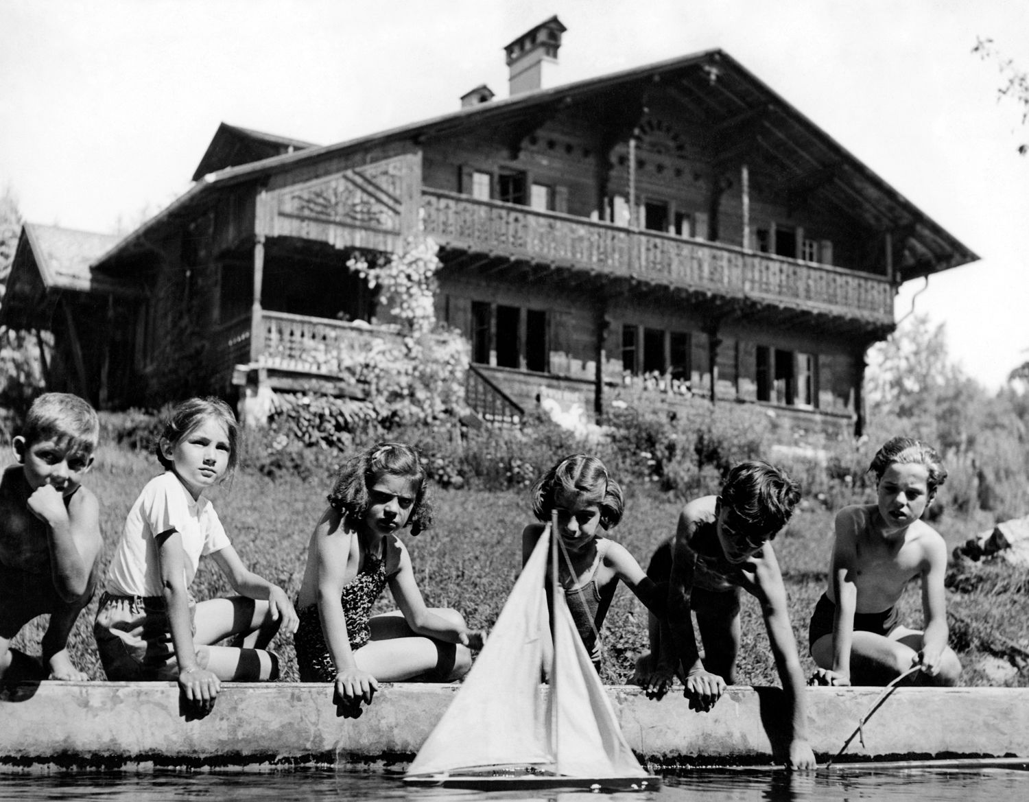 These 12 Vintage Photographs Celebrate the Simple, Easygoing Fun of ...