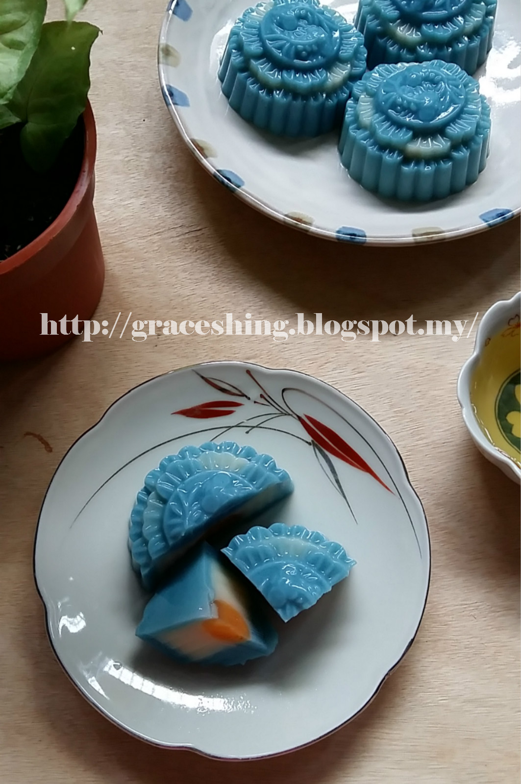 Grace's Blog 欣语心情: 蓝花莲蓉燕菜月饼 Blue Pea with Lotus Paste Jelly Mooncake