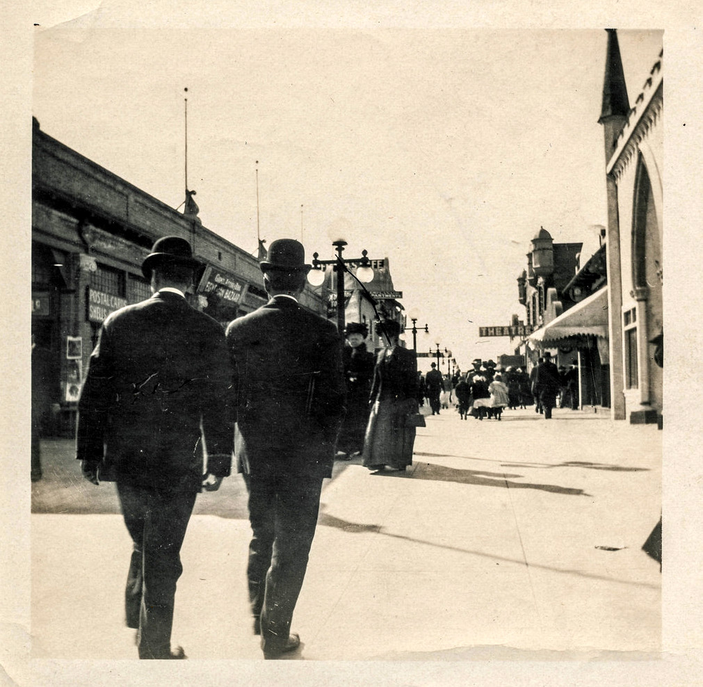 47 Interesting Found Snapshots of People Seen From Behind ~ Vintage ...