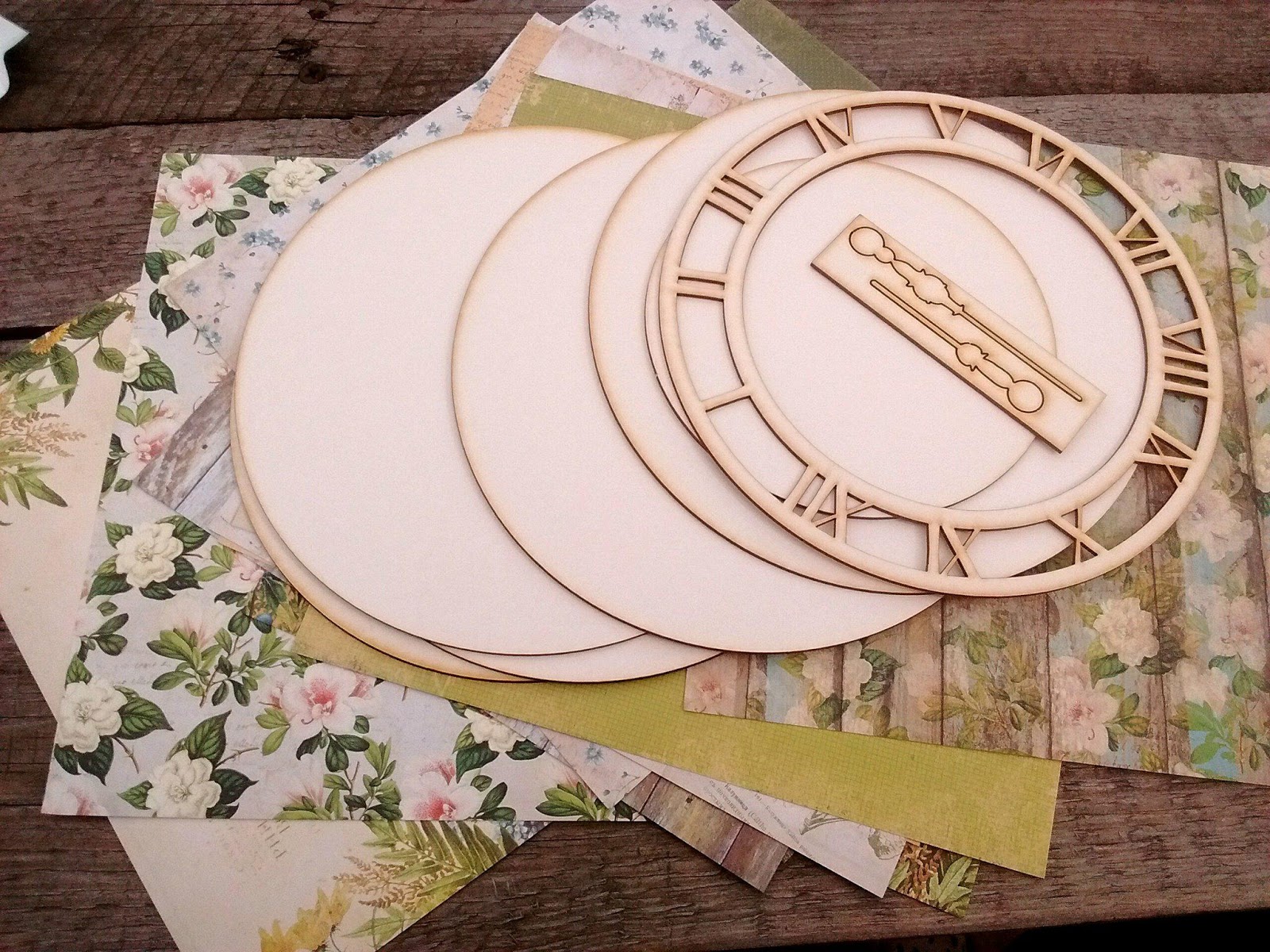 Mini Album Makers Challenge: Circle Mini Album Tutorial by Gibonik