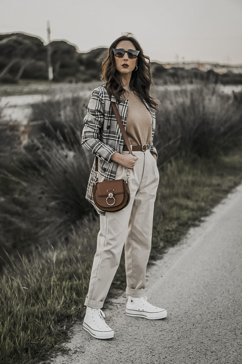 CÓMO COMBINAR CONVERSE EN UN OUTFIT FORMAL