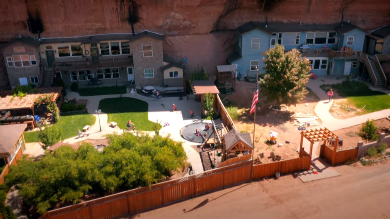 Conheça a isolada comunidade de Rockland Ranch, lá homens podem ter ...