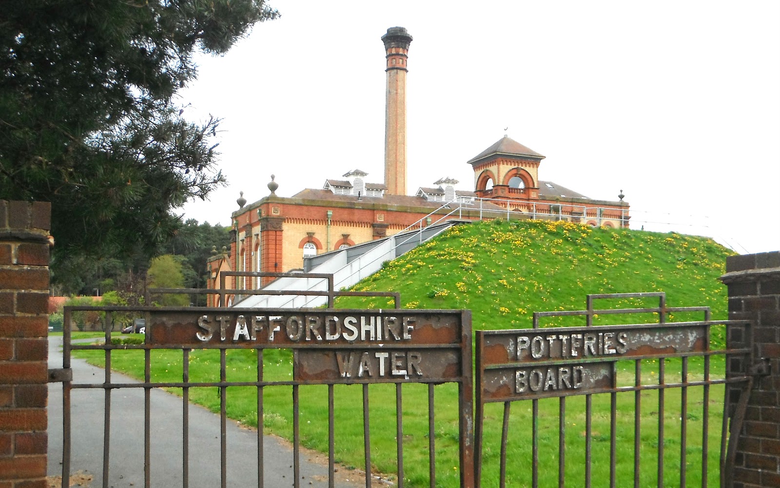Staffordshire Photo: Hatton's posh flats... and dilapidated gates