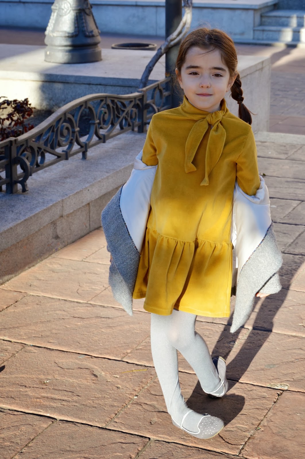 Pequeña Fashionista: Mostaza y gris