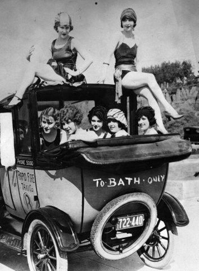 22 Funny Vintage Photos of Flappers Posing With Their Cars From the ...