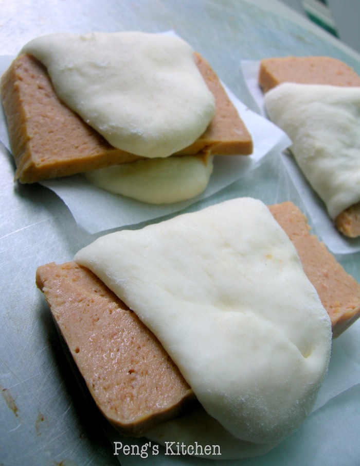 Peng's Kitchen: Steamed Luncheon Meat Buns