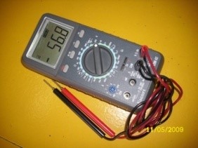 Meter pelbagai digital