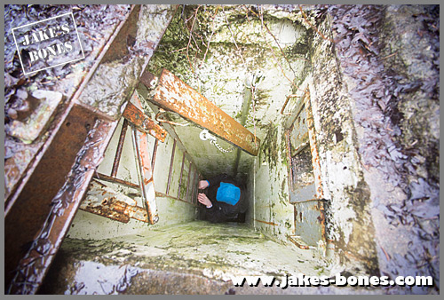 Exploring the abandoned bunker : Jake's Bones