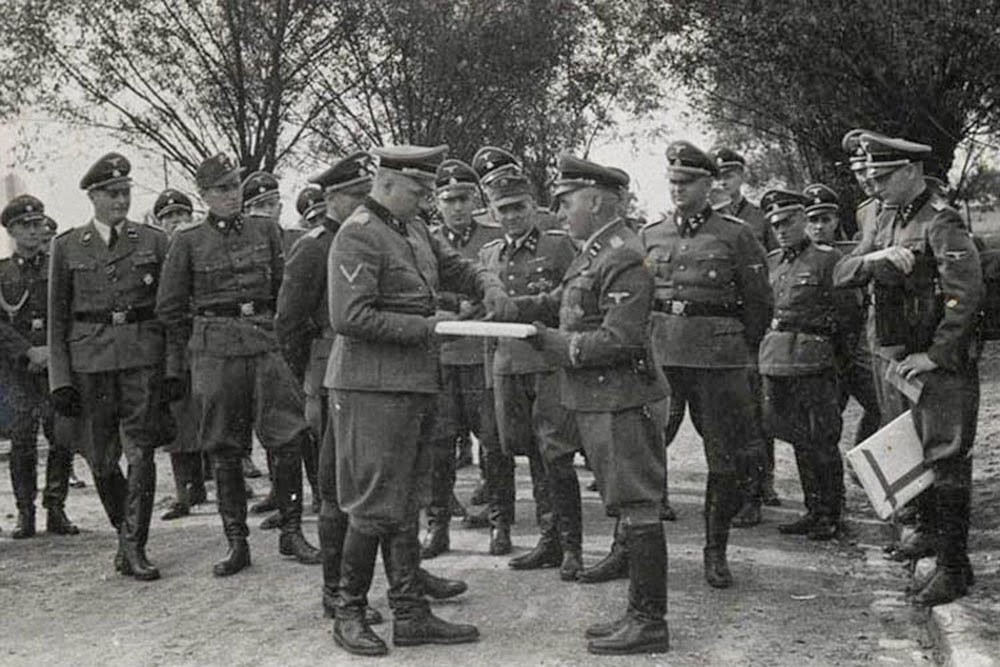 Laughing at Auschwitz: Rare and Leisure Photographs of the ...