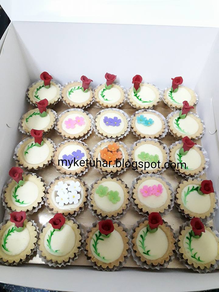 MyKeTuHaR ( ‿ ): cheese tart hantaran tema bunga bunga :)