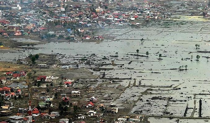 Post: 7 años después del tsunami de Indonesia niña retorna a su hogar ...