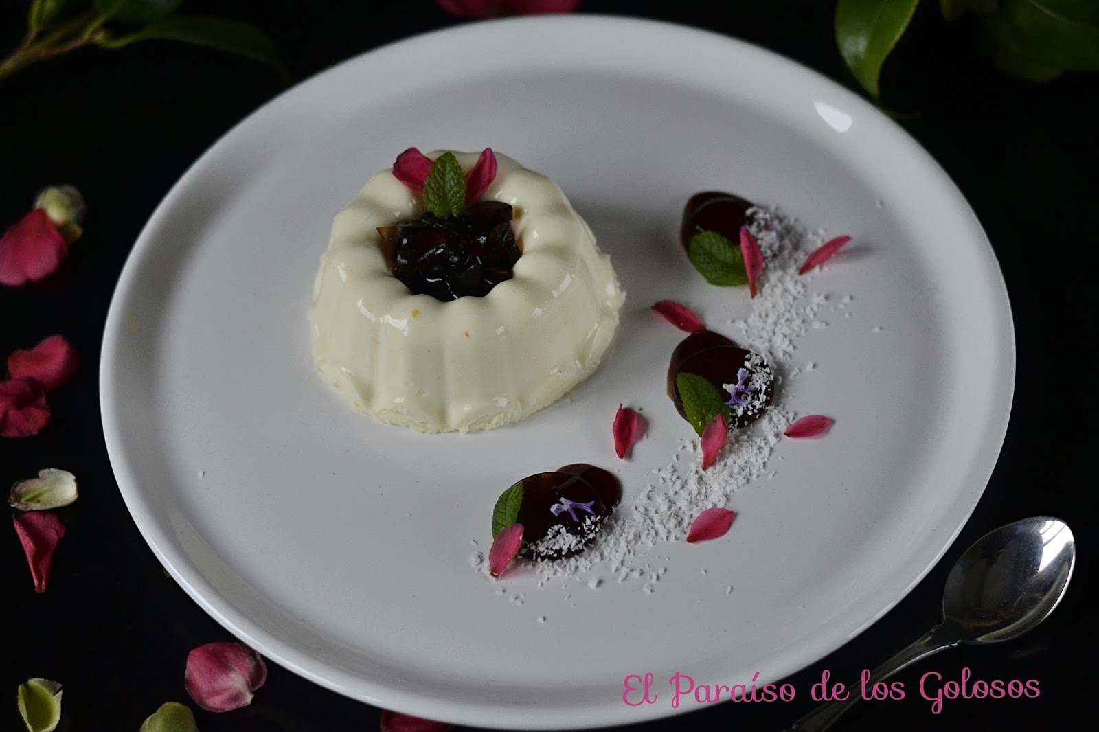 Paraiso: SEMIFRIO DE COCO CON SALSA DE JAMAICA