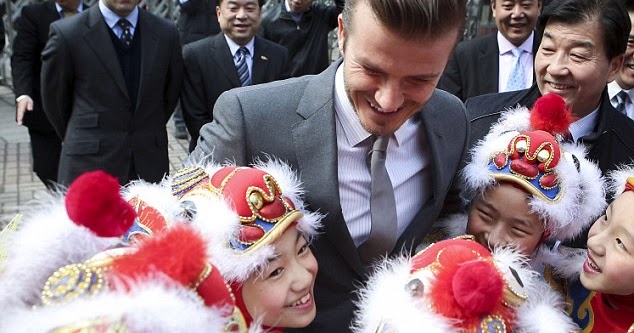 Yimiton's Blog: Pictures of Stunning David Beckham getting a hero's ...