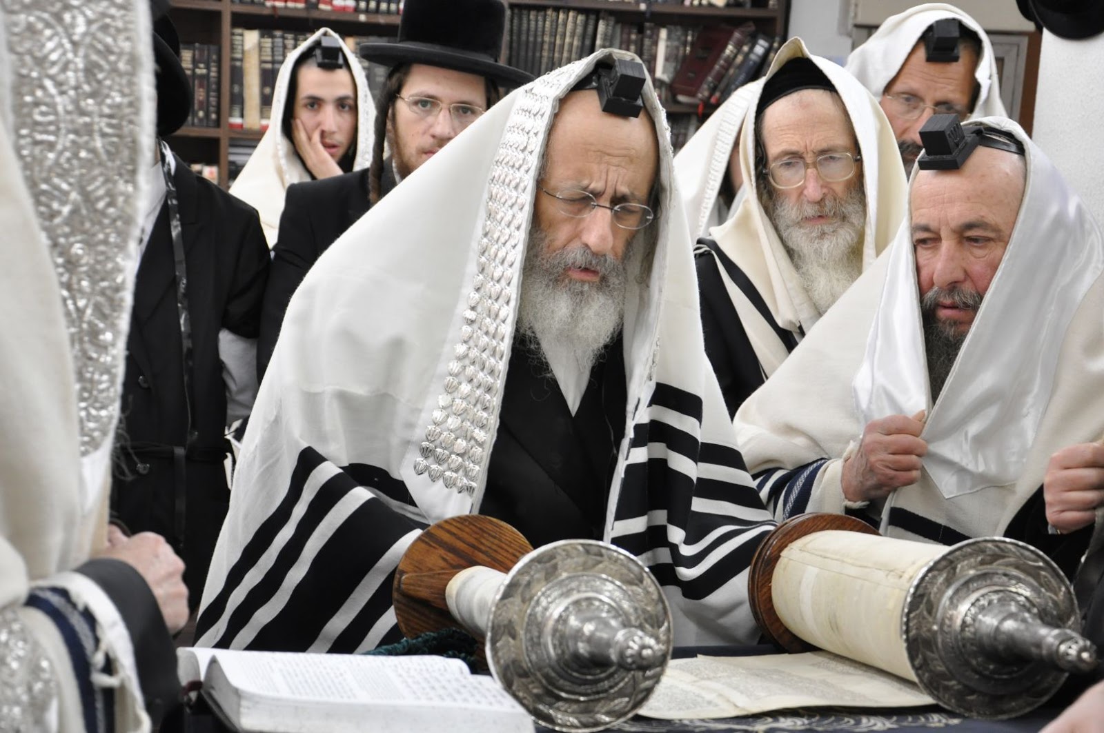 דולה ומשקה: Pictures: The Rebbe and the Baal Shem Tov's Sefer Torah