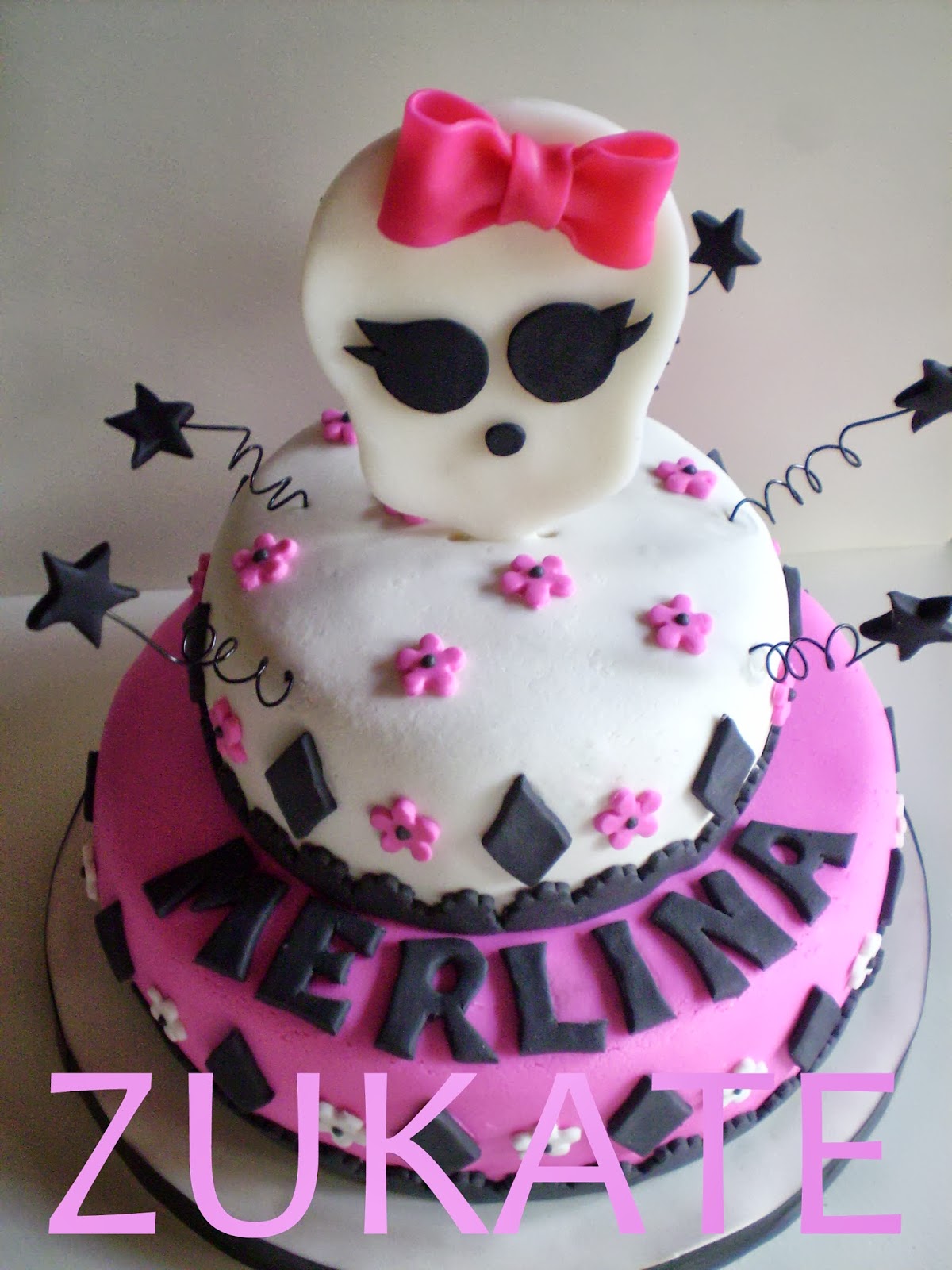 TORTA HIGH MONSTER DOLLS PARA MERLINA | ZUKATE