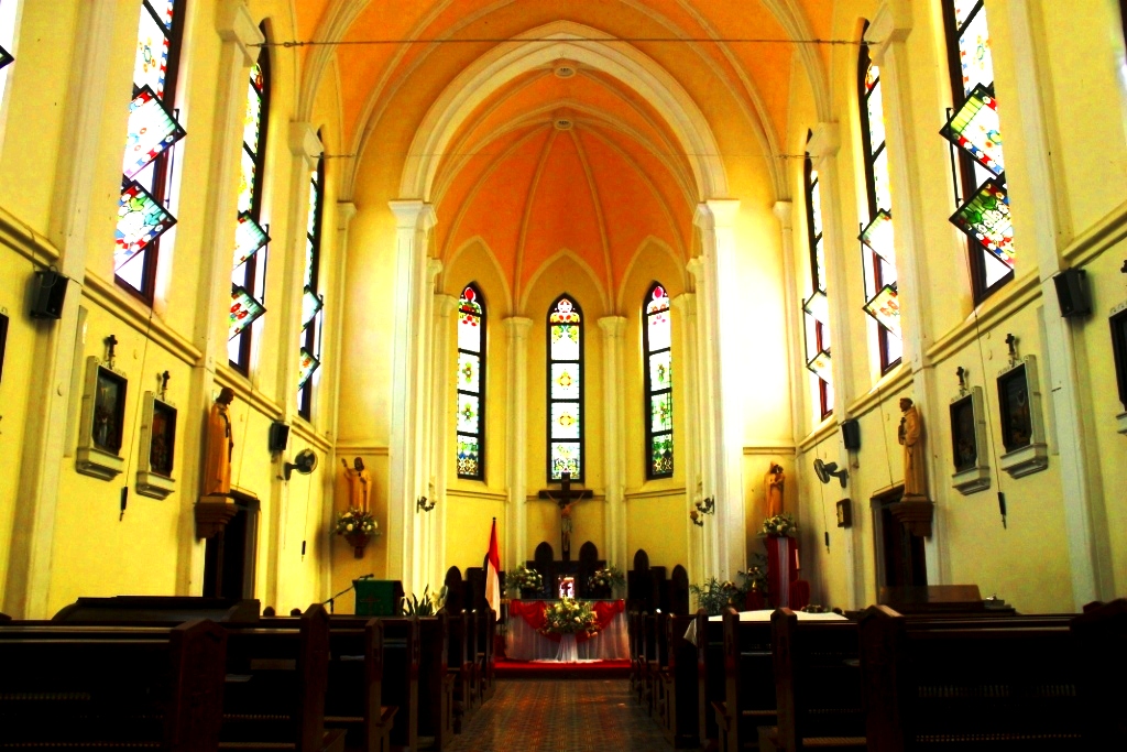 Fotografi Gereja Katolik di Indonesia: Kapel Regina Pacis, Sekolah ...